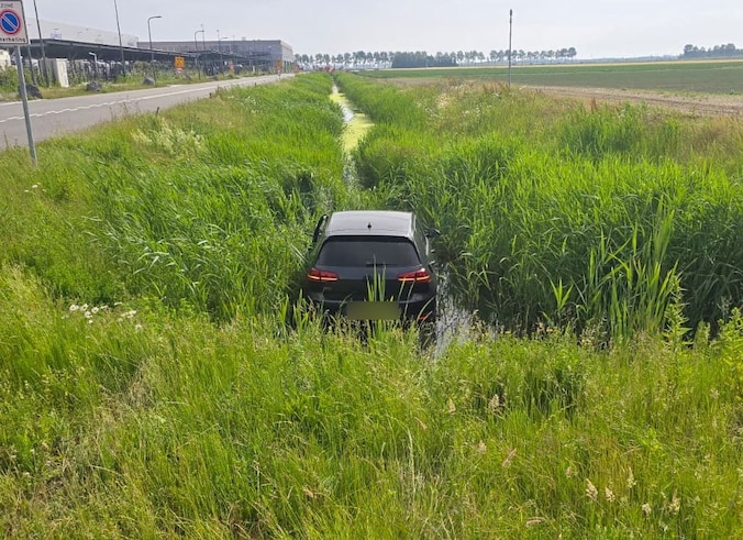 Auto komt in sloot terecht na botsing in Hoofddorp | Regio | AD.nl