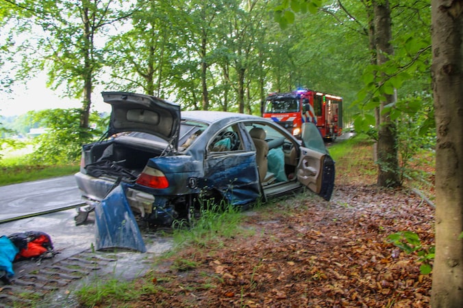 Twee inzittenden van auto gewond na crash tegen bomen | Regio | AD.nl