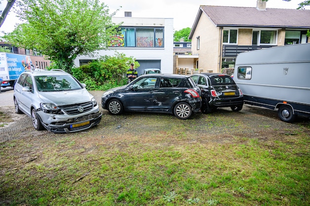 Vrouw botst tegen meerdere geparkeerde auto’s en caravan in Breda ...