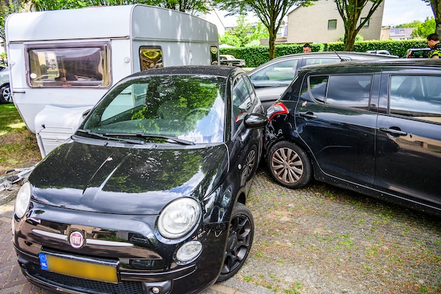 Vrouw botst tegen meerdere geparkeerde auto’s en caravan in Breda ...