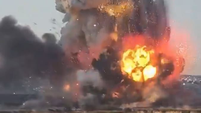 Enorme explosie bij vuurwerkfabriek zorgt voor schade en gewonden op ...