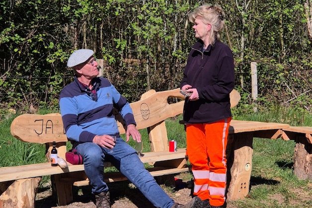 Dit bankje in park Schothorst werd speciaal voor Joop gemaakt: ‘Ik ...