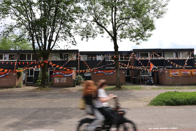 Straten in Apeldoorn kleuren oranje: ‘We pakken samen de ladders erbij ...