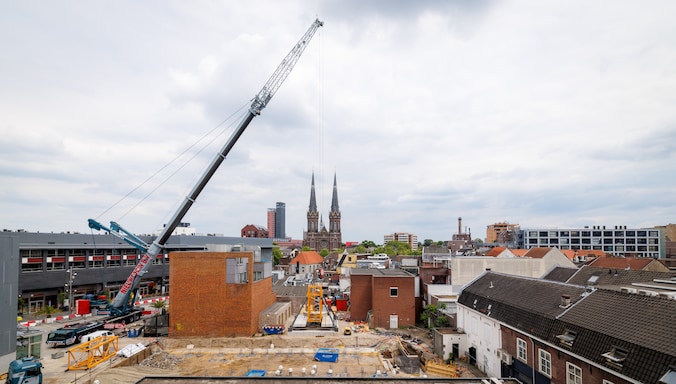 Reus bouwt reus op het Pieter Vreedeplein | Regio | AD.nl