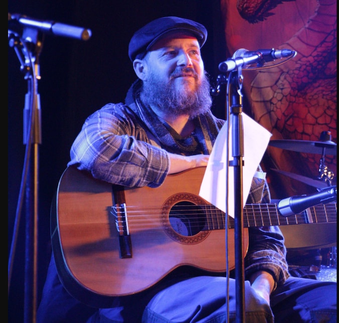 Troubadour David Cornelissen treedt op in de Schoenendoos in Heeze ...