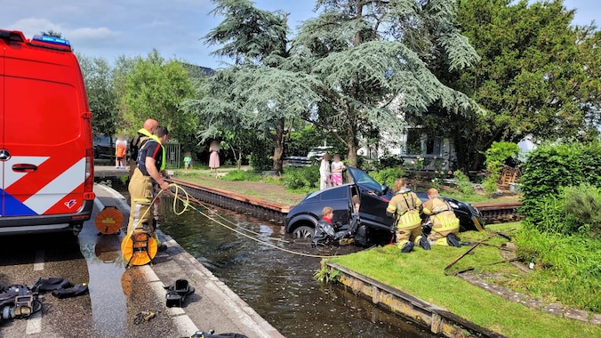 Auto belandt in water langs Noordeinde in Landsmeer | Regio | AD.nl