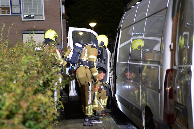 Bus vliegt in brand op kruising in Breda, brandweer voorkomt grotere ...
