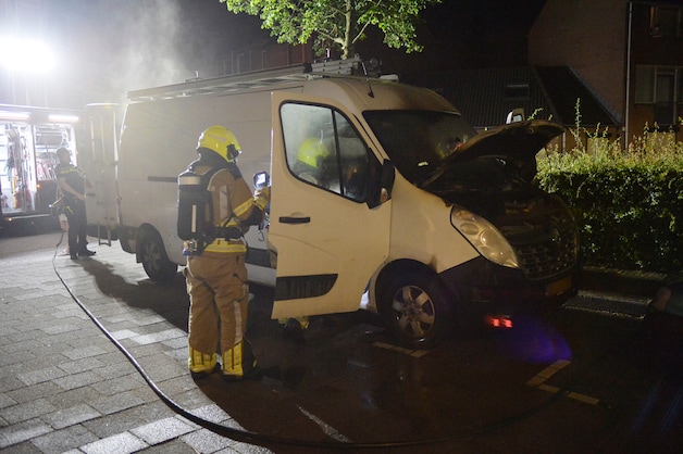 Bus vliegt in brand op kruising in Breda, brandweer voorkomt grotere ...