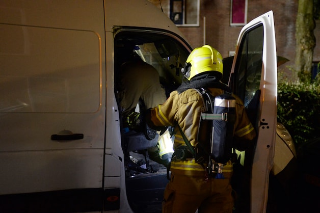 Bus vliegt in brand op kruising in Breda, brandweer voorkomt grotere ...