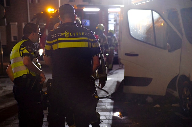 Bus vliegt in brand op kruising in Breda, brandweer voorkomt grotere ...