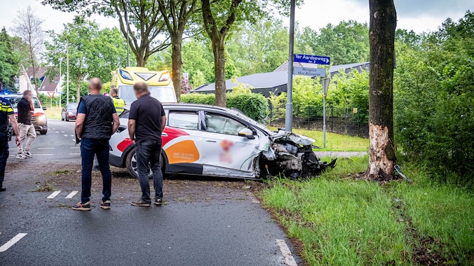 Auto knalt tegen boom op Ter Aardsweg in Assen | Regio | AD.nl