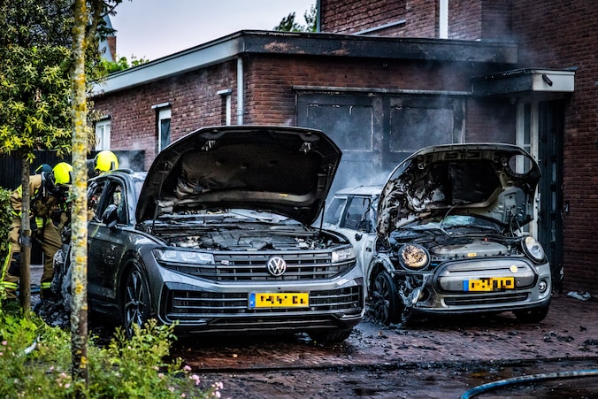 Auto’s uitgebrand op oprit van huis in Hendrik-Ido-Ambacht, ook schade ...