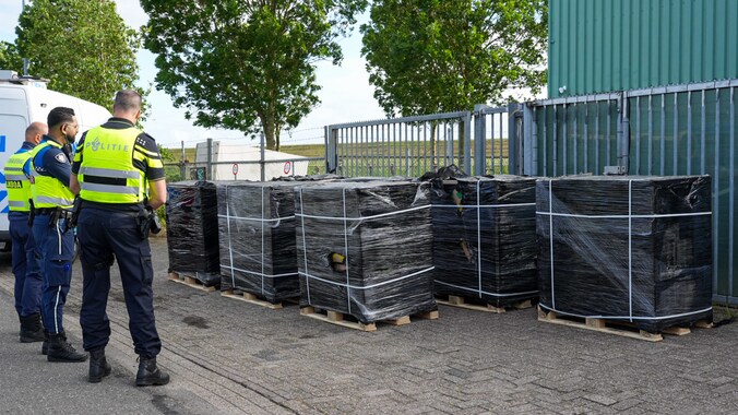 Ruim 3500 flessen lachgas gevonden bij inval op bedrijventerrein in ...