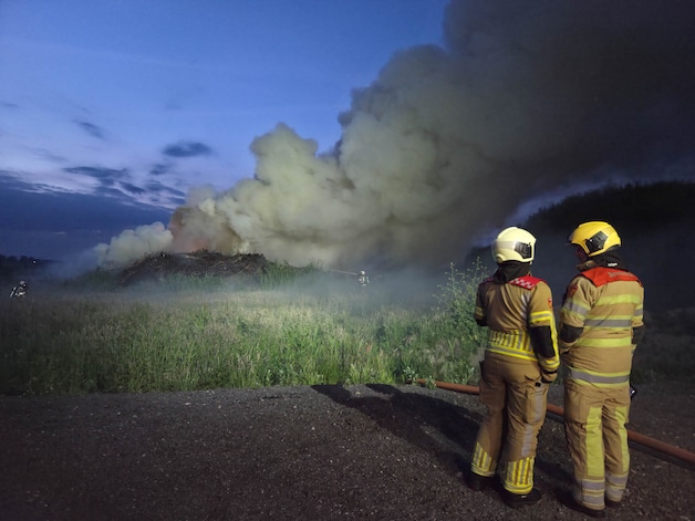 Brandweer uren bezig met gigantische vuurzee in Vathorst: ‘Van buitenaf ...