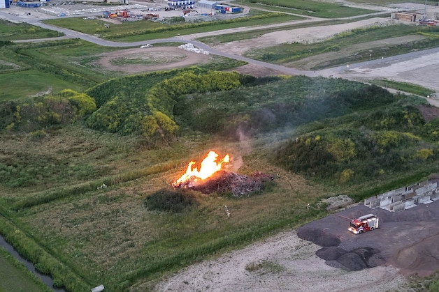 Brandweer uren bezig met gigantische vuurzee in Vathorst: ‘Van buitenaf ...