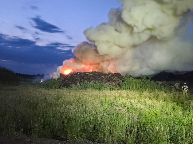 Brandweer uren bezig met gigantische vuurzee in Vathorst: ‘Van buitenaf ...