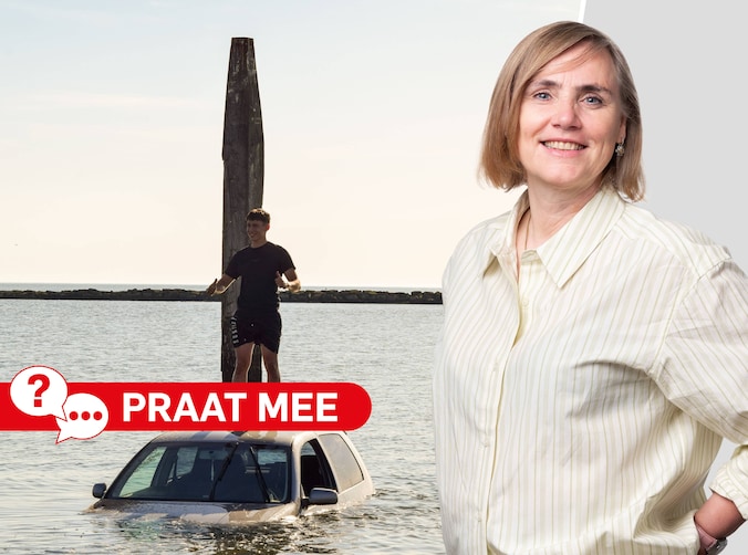 Zet bord tegen autoparkeren op strand bij Brouwersdam om zinken bij ...