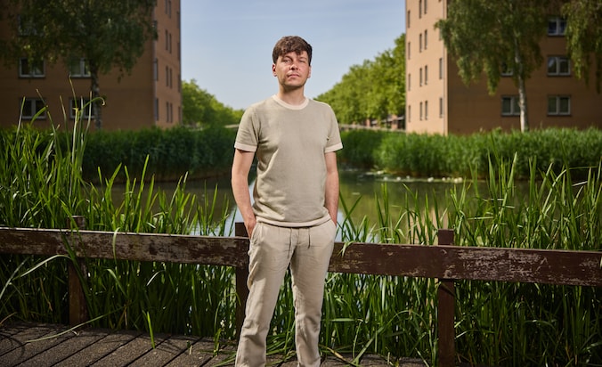 Michiel (36) wil meer vaders naar zwemles: ‘Dat is nog altijd een ...