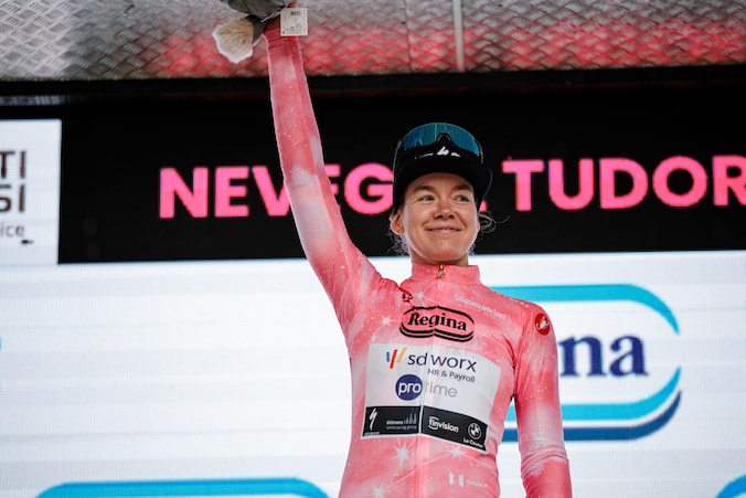 Anna van der Breggen verovert roze trui in klimtijdrit Giro: ‘De ...