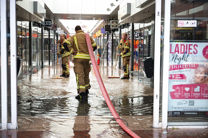 Op klaarlichte dag gaat bom af bij sneakerwinkel, sprinkler zet ...