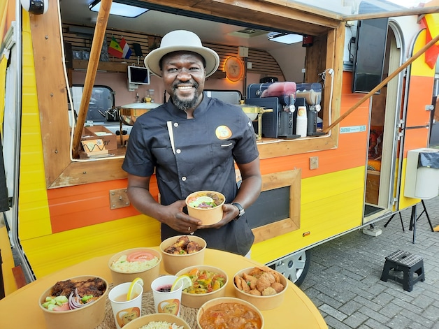 Nieuw op de Apeldoornse markt: de Afrikaanse foodtruck van Paco | Regio ...