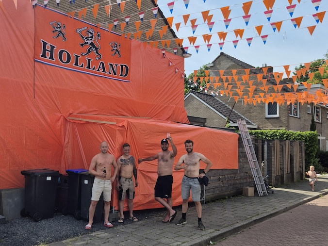 Versierde straten: Woerden kleurt oranje voor WK-voetbal | Regio | AD.nl