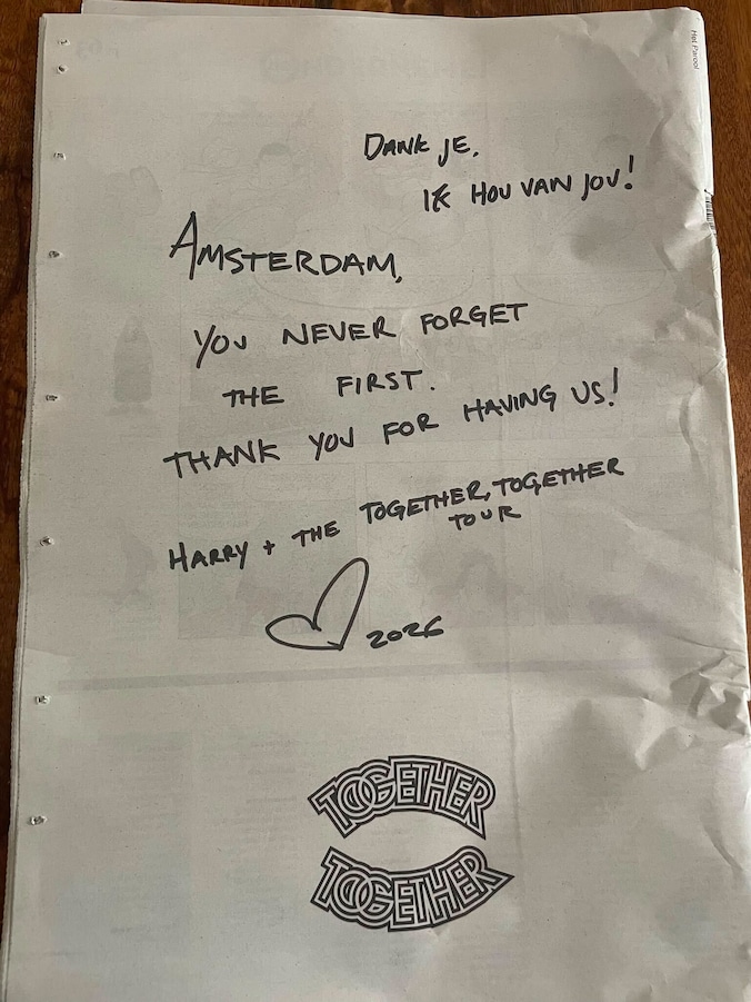 Run op Amsterdamse krant met ‘zelfgeschreven’ bedankje van Harry Styles ...