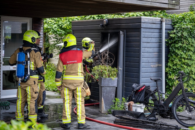 Schuur naast woning in Hoofddorp getroffen door brand | Regio | AD.nl