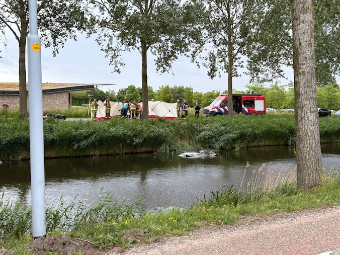 Auto te water na botsing met motor in Nieuw-Vennep, bestuurder onder ...