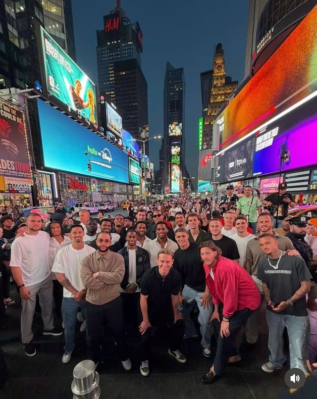 Frenkie de Jong deelt groepsfoto van Oranje-selectie op Times Square in ...