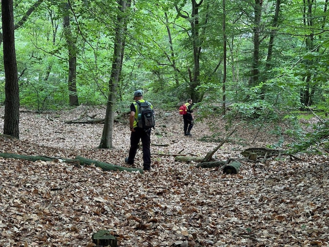 Op Veluwe vermiste man gevonden door alerte wielrenners: ‘Hij heeft het ...