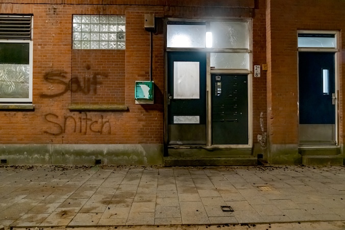 ‘Saif snitch’ staat op muur naast deur waar explosie was | Regio | AD.nl