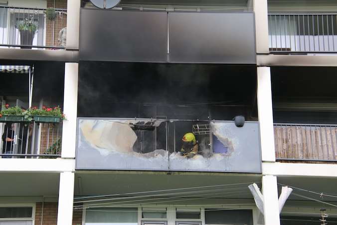 Appartement verwoest door felle uitslaande brand in Hellevoetsluis ...