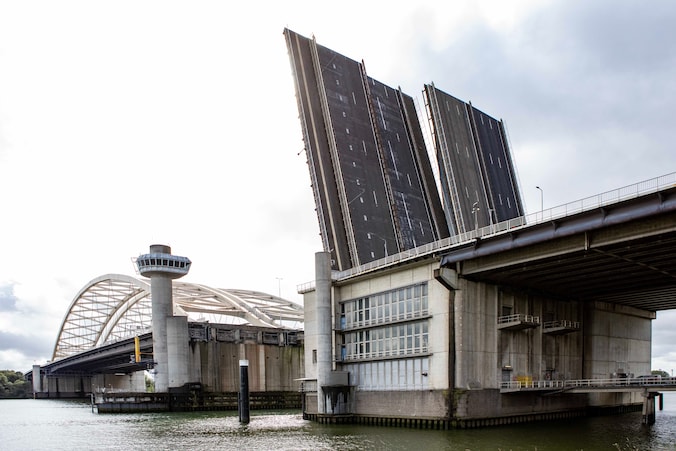 Vijf maanden minder rijbanen en jaren werk: dit staat Rotterdam te ...