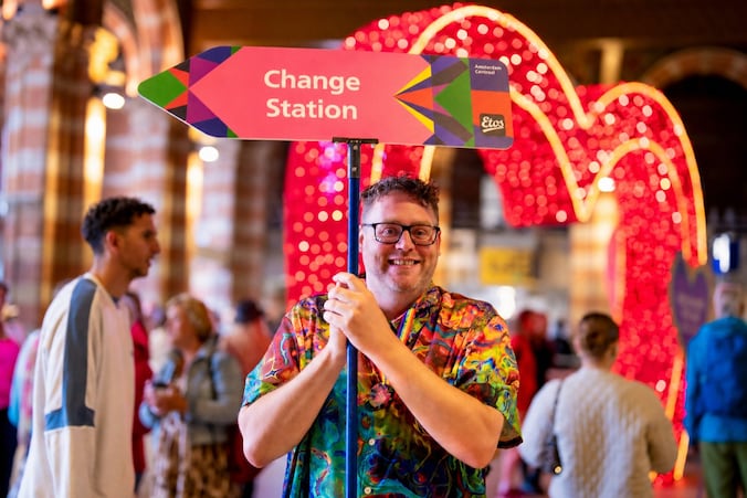 Stralen tijdens Utrecht Pride: bij het Change Station kun je je veilig ...