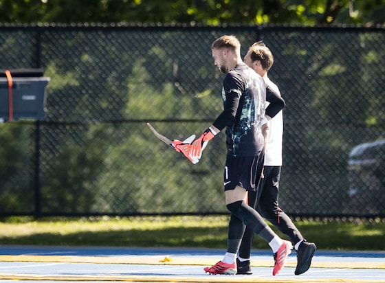 Oranje stelt teleur in laatste WK-test, dubieuze rode kaart en rake ...