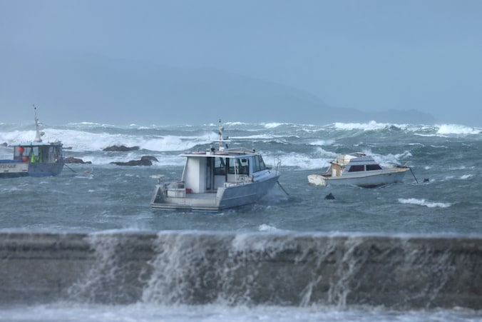 Metershoge golven teisteren kust bij hoofdstad Nieuw-Zeeland ...