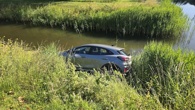 Auto belandt in sloot na aanrijding met taxi in Badhoevedorp | Regio ...