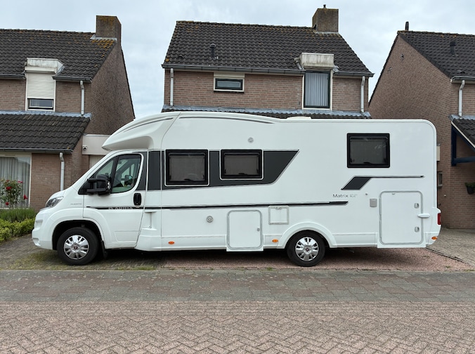 Buren klagen over 7,38 meter lange camper voor huis: ‘Het is een witte ...