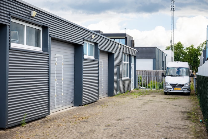 Russische reuzen sluizen miljoenen door via deze loods in Ommen: ‘Echt ...