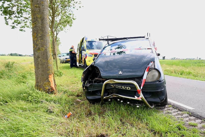 Brommobiel knalt tegen boom op Damweg in Lopik, bestuurder gewond ...