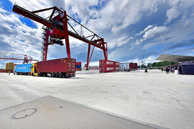 Stroomprobleem containerterminal opgelost: kranen draaien op batterij ...