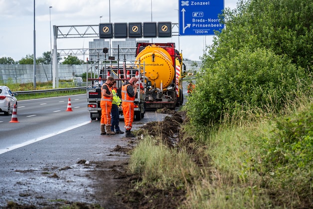 Tankwagen met mest belandt tegen de vangrail op A16 bij Breda | Regio ...