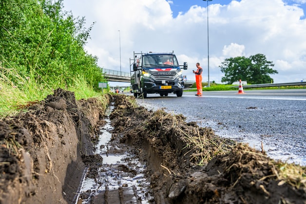Tankwagen met mest belandt tegen de vangrail op A16 bij Breda | Regio ...