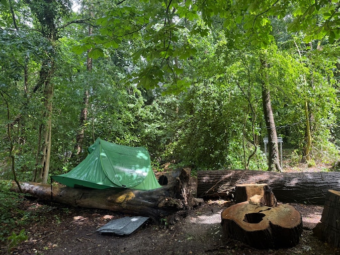 Tent, nat matras en stoel aan het water: dakloze man (38) leefde tijden ...