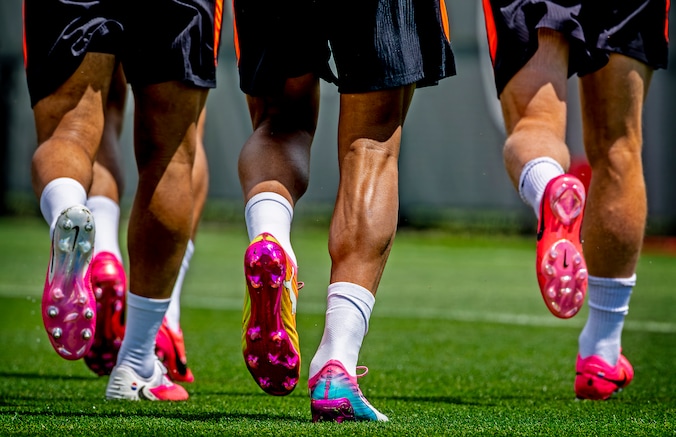 Spelers van Oranje massaal op roze schoenen tijdens training in New ...