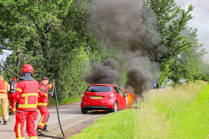 Auto vliegt in de fik op Noorderweg in Tolbert | Regio | AD.nl