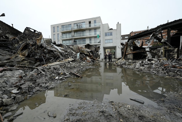 Nog twee lichamen gevonden onder puin van afgebrande loods in Brussel ...