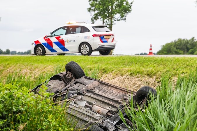 Auto belandt op de kop in sloot bij Tijnje | Regio | AD.nl