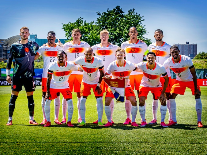 Shirts van Oranje geveild voor Prinses Máxima Centrum | Regio | AD.nl